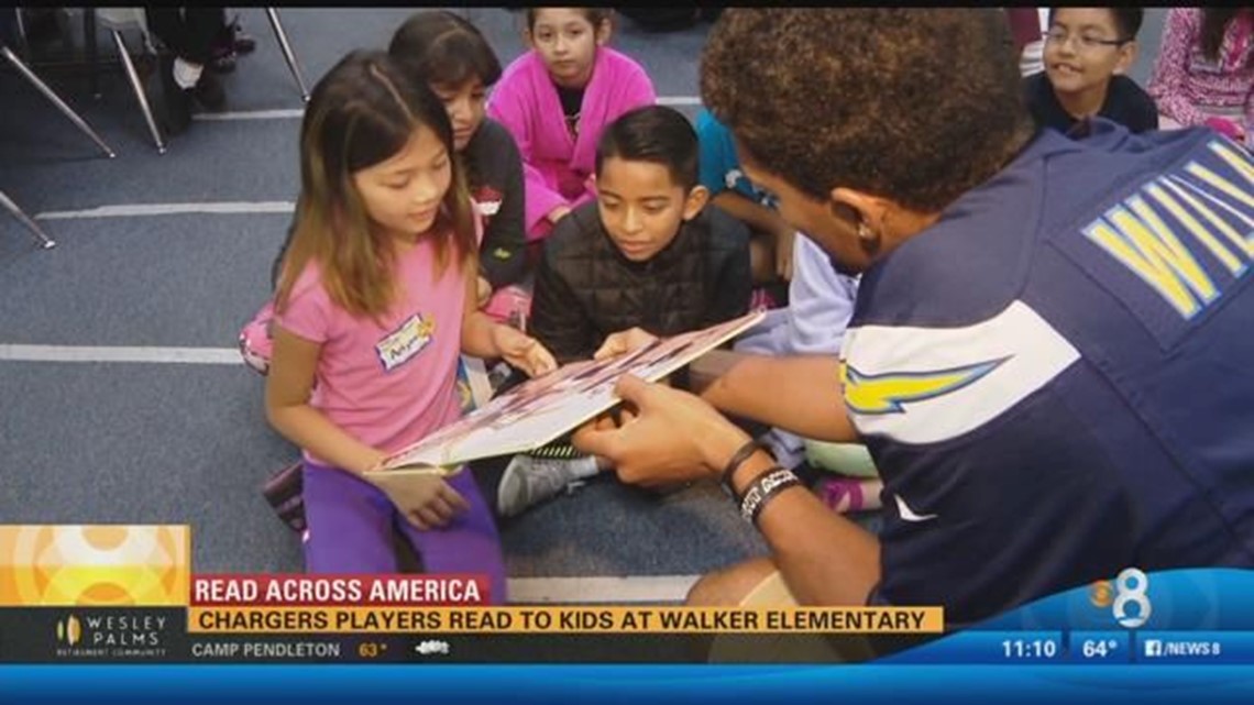 Chargers players read to kids at Walker Elementary | cbs8.com