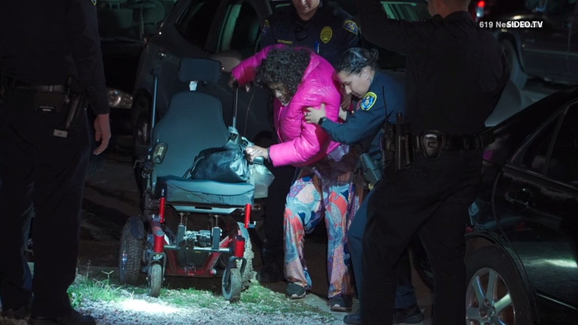 San Diego police officers help woman whose wheelchair was stuck | cbs8.com