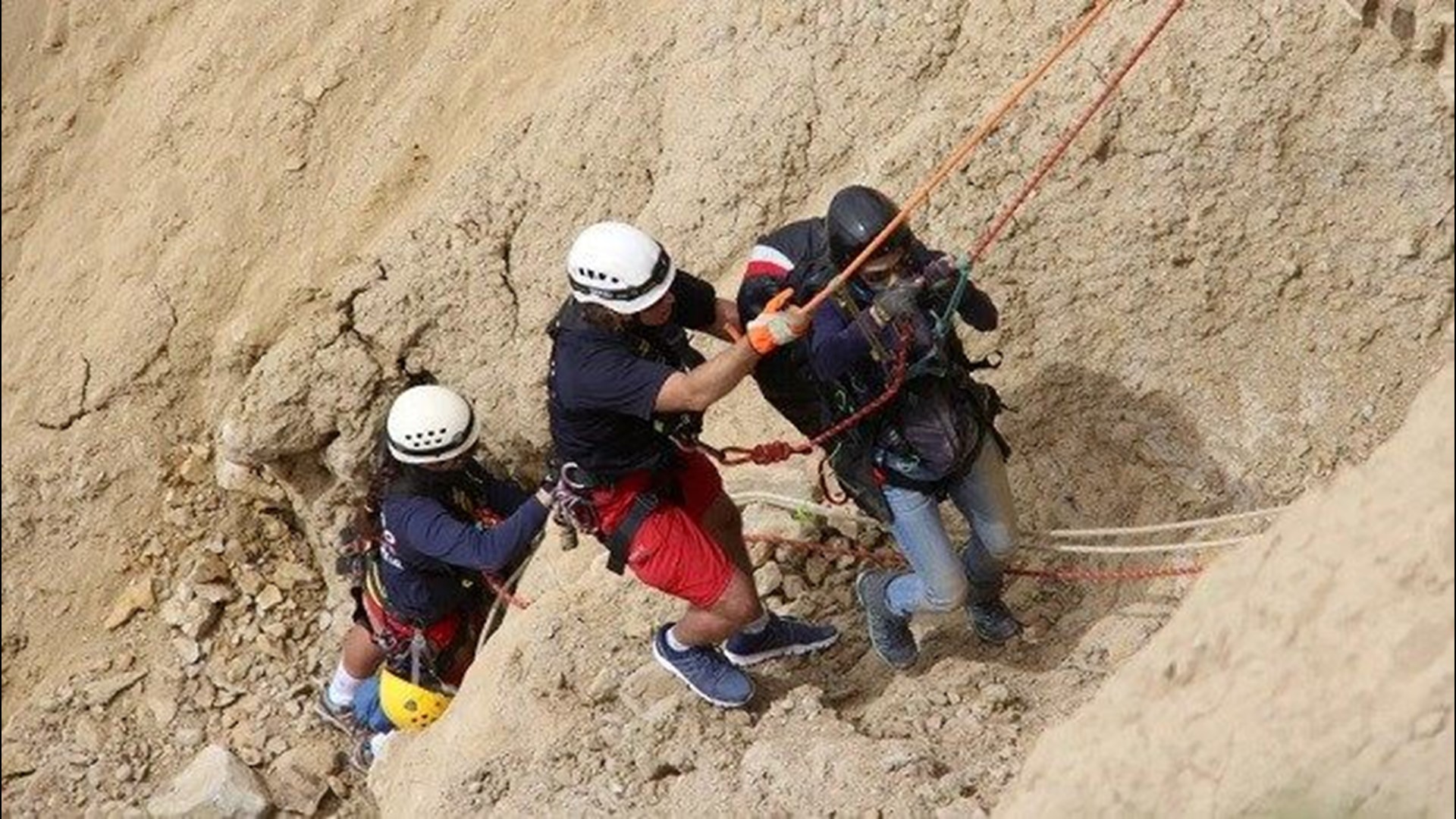 Lifeguards rescue stranded paraglider off cliff in La Jolla | cbs8.com Lifeguards rescue stranded paraglider off cliff in La Jolla | cbs8.com