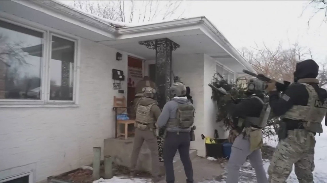 ICE memo sparks debate over warrantless home entries for immigration ...