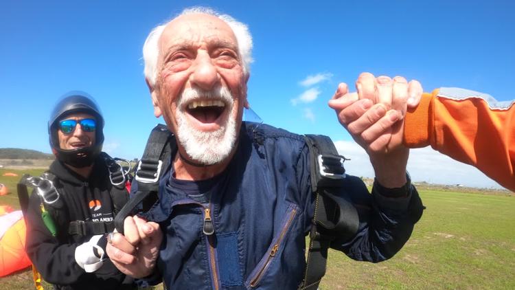 Air Force Veteran goes skydiving to celebrate his 90th birthday | cbs8.com