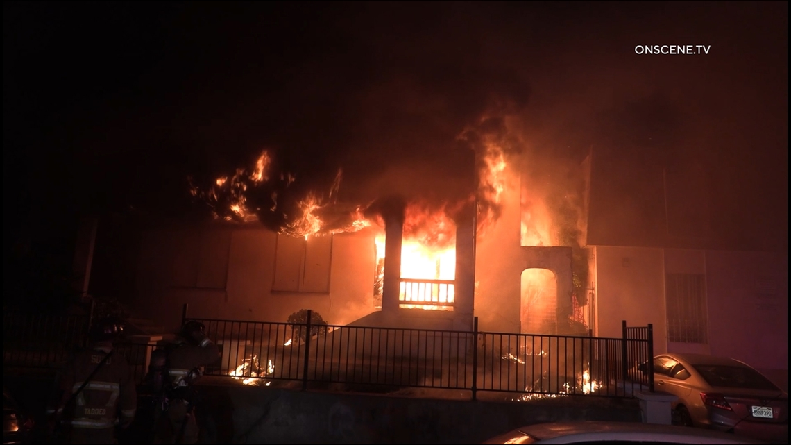Fire breaks out in abandoned building in City Heights | cbs8.com