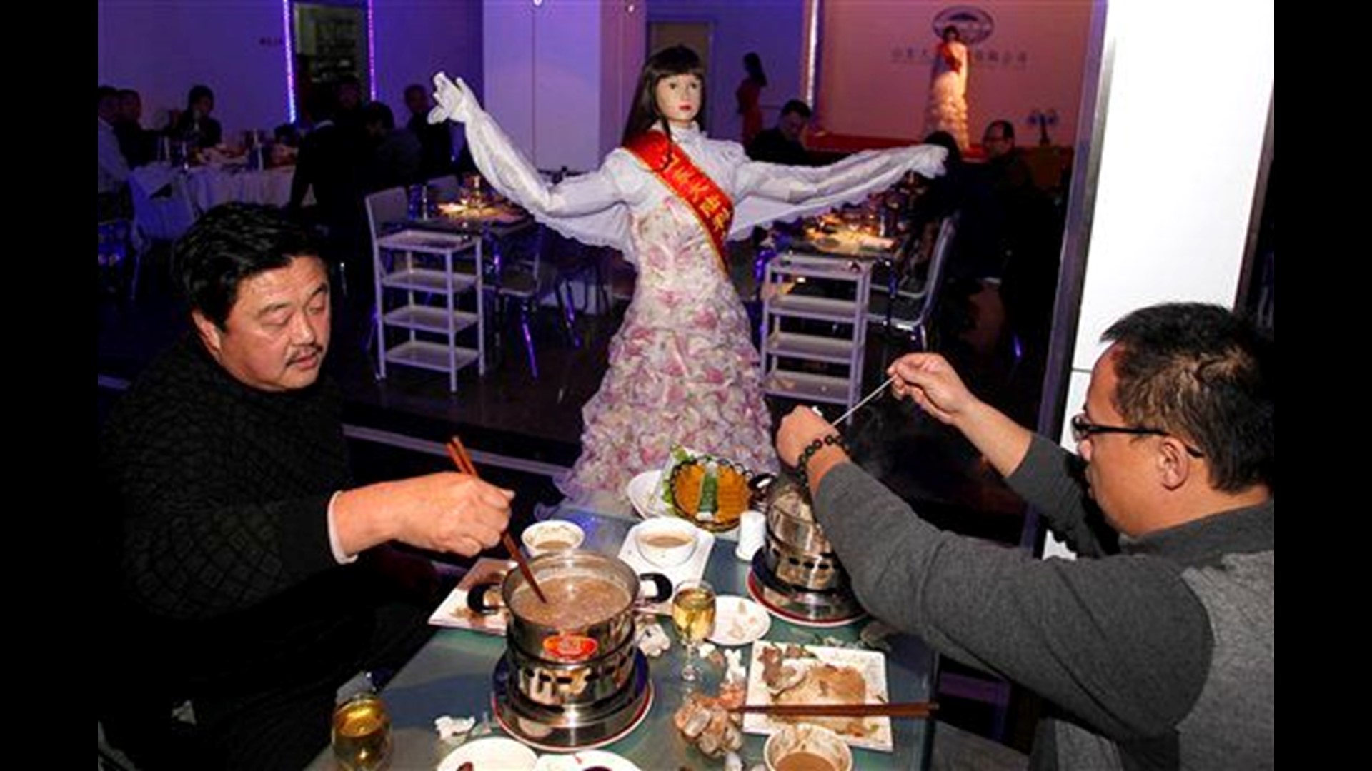 Robot waiters in China never lose patience | cbs8.com