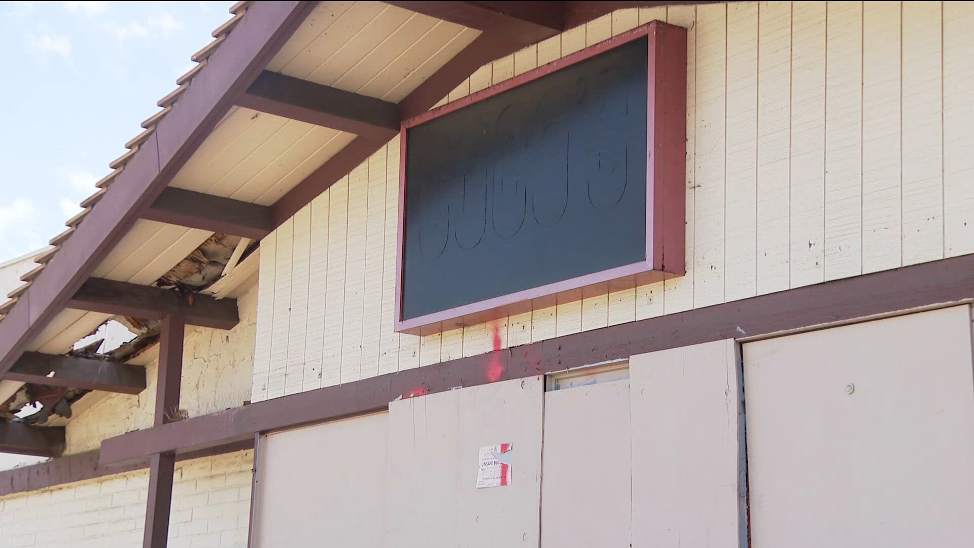 Residents frustrated over abandoned, dilapidated former Coco's Bakery ...