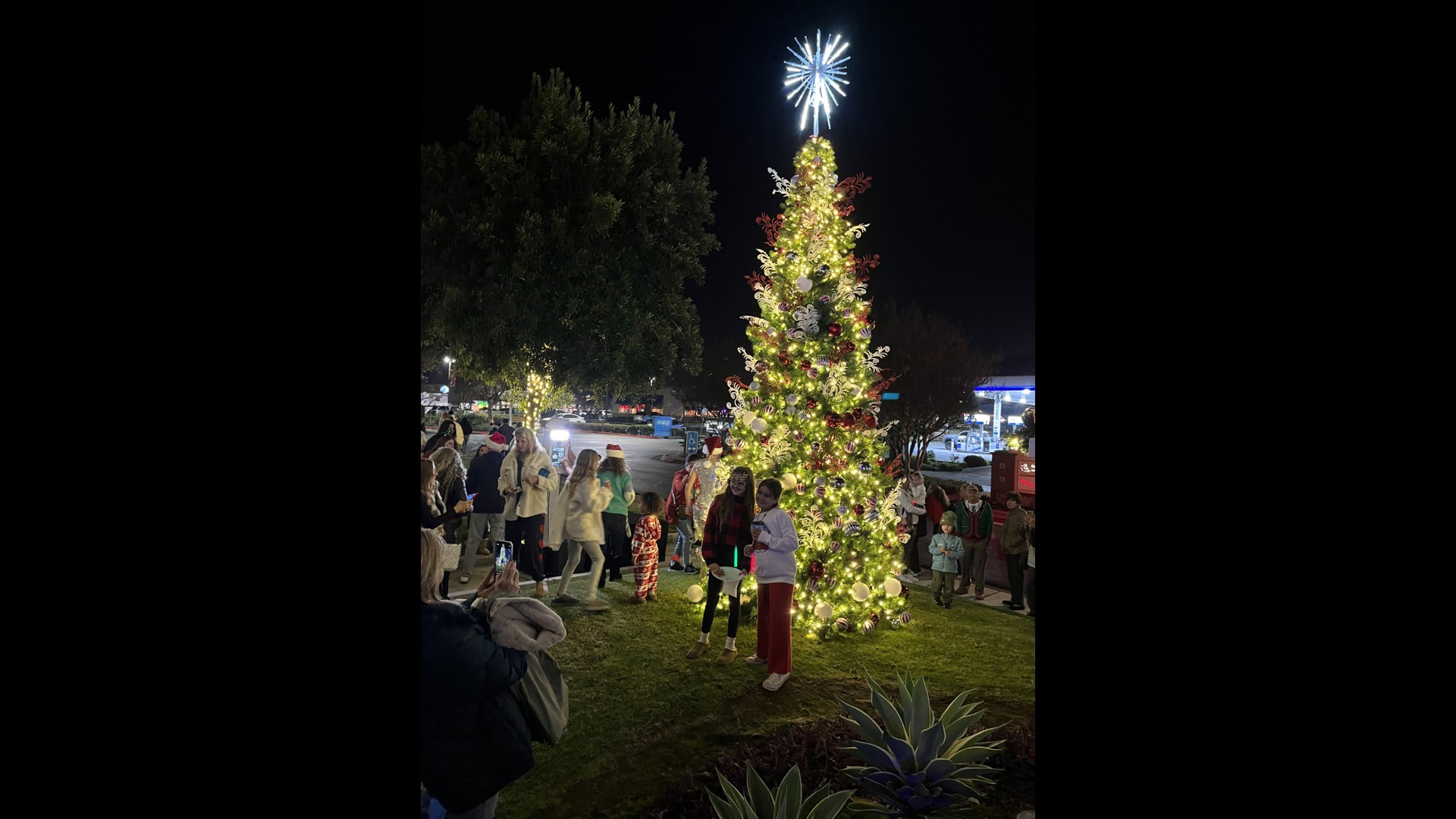 Rancho Bernardo comes together for a holiday party | cbs8.com