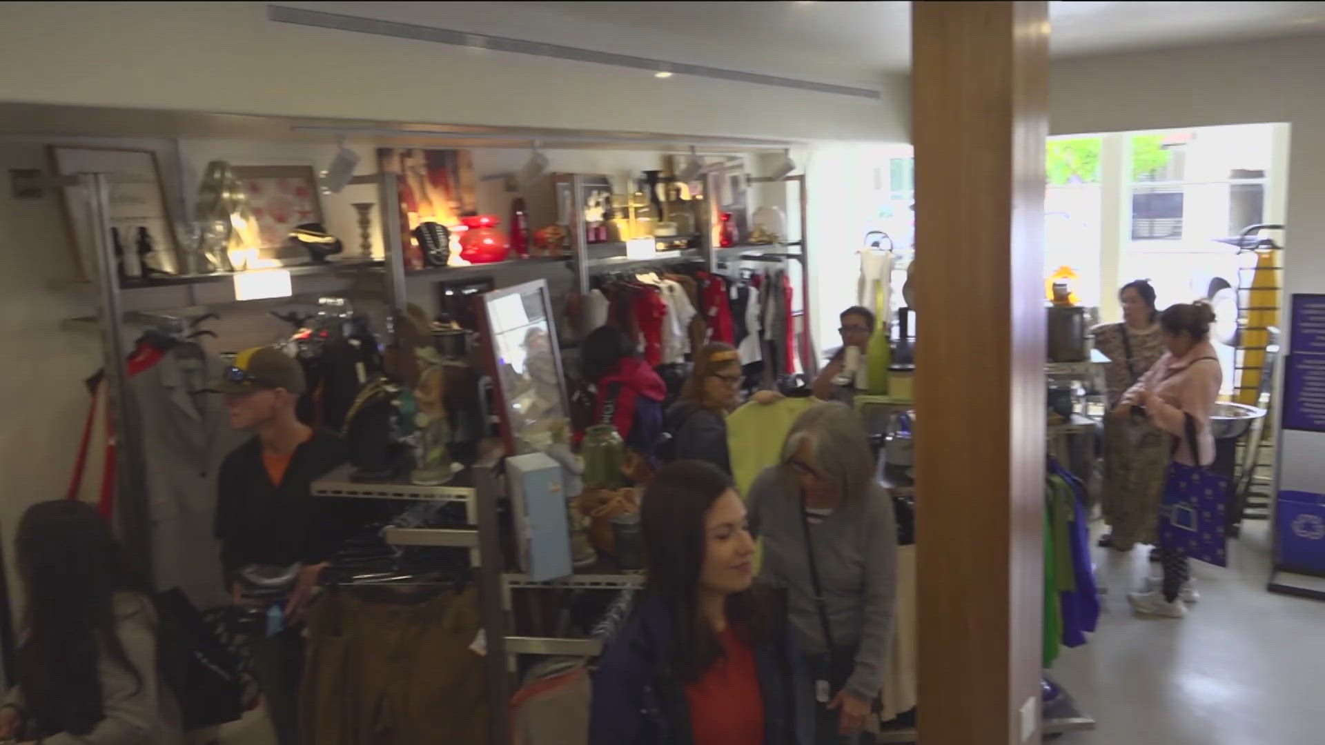 Shoppers line up at new Goodwill location in La Jolla | cbs8.com