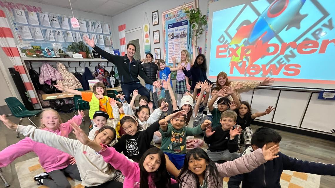 Young journalists produce weekly newscast at Discovery School | cbs8.com