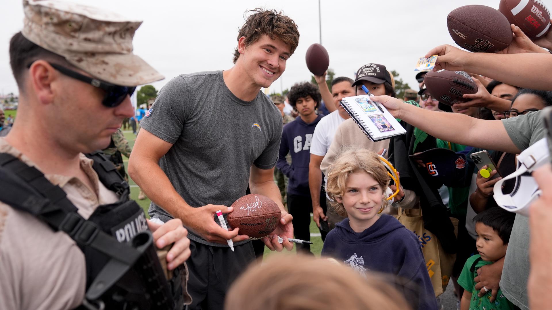 NFL Chargers walkthrough at Camp Pendleton, meet with Marines | cbs8.com