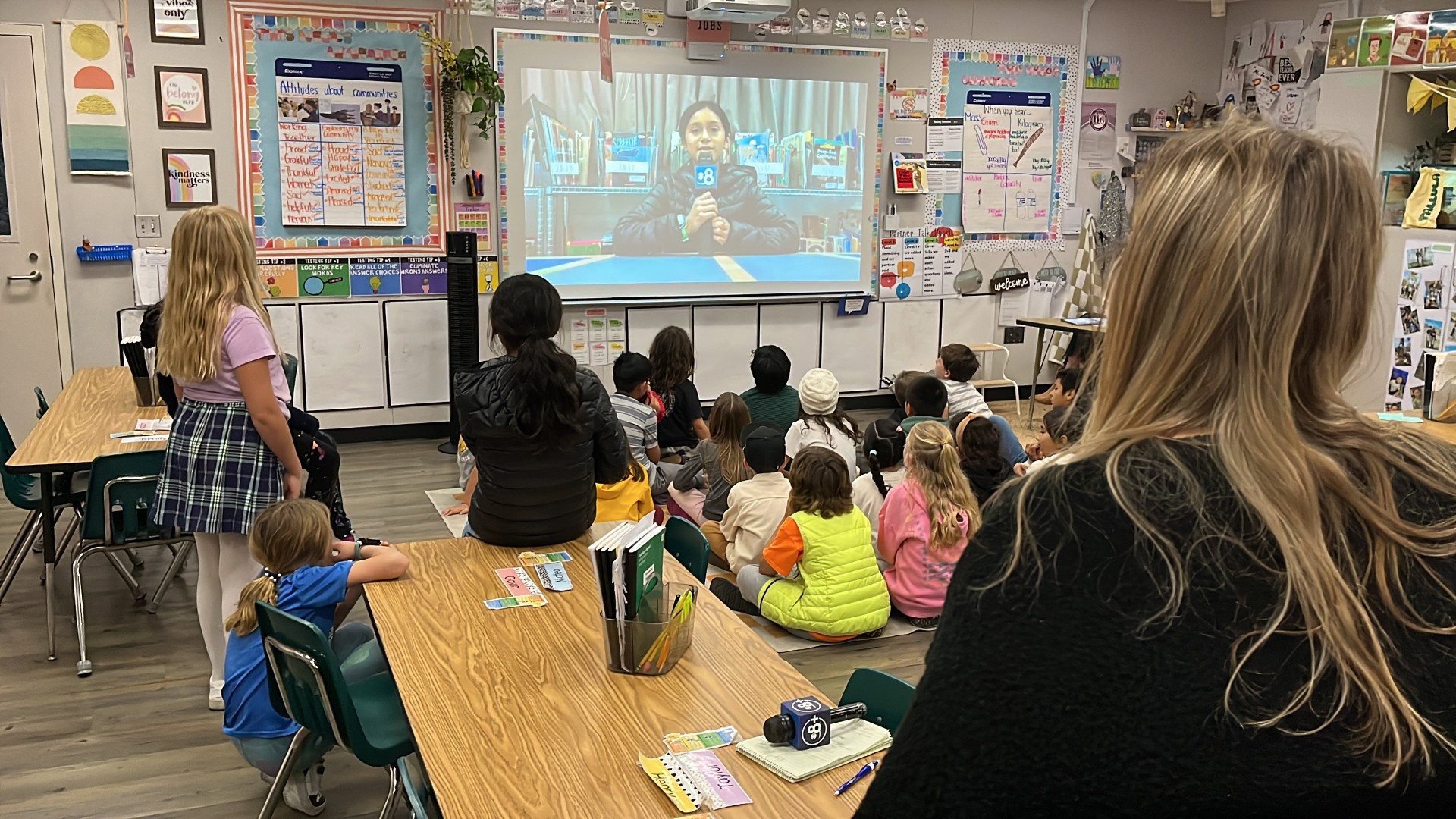 Young journalists produce weekly newscast at Discovery School | cbs8.com