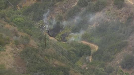 Fire crews quickly stop brush fire in Clairemont neighborhood in San ...