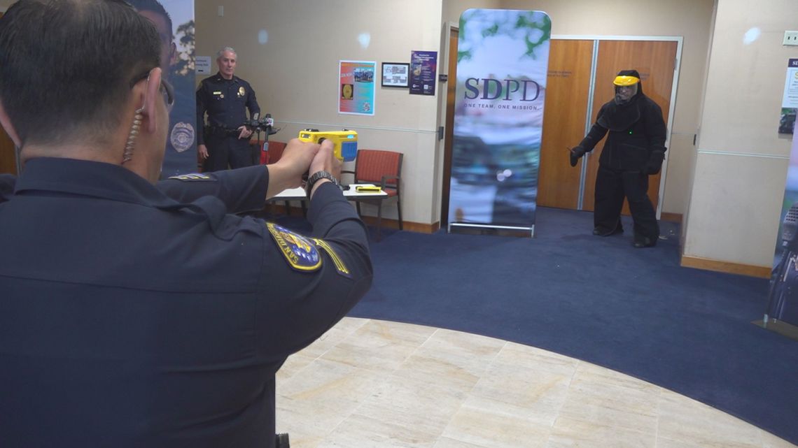 San Diego Police to buy 2,000 lower voltage tasers | cbs8.com