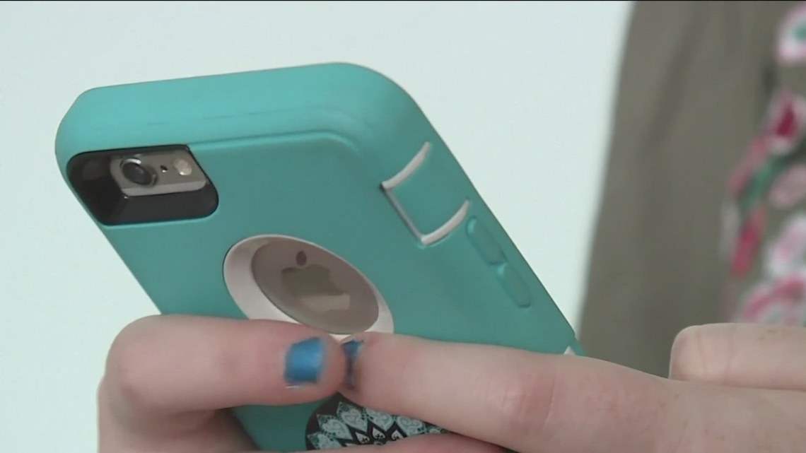 California schools to ban, limit smartphones on campus | cbs8.com