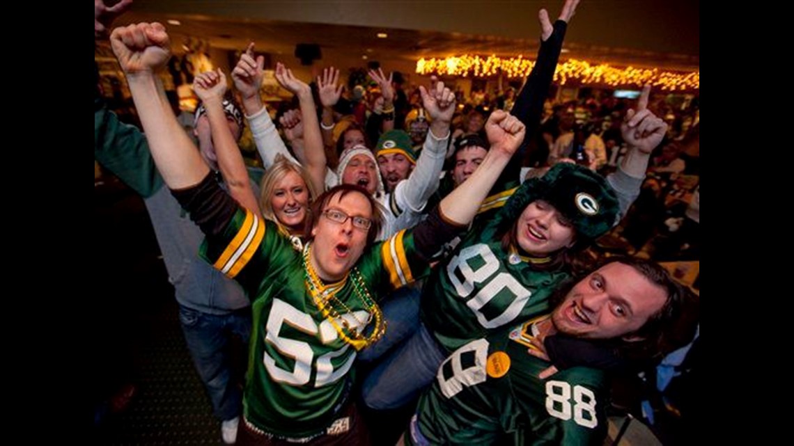 Fans celebrate Packers win with final tailgate | cbs8.com