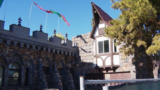 Castle house in San Diego captures neighbors attention | cbs8.com