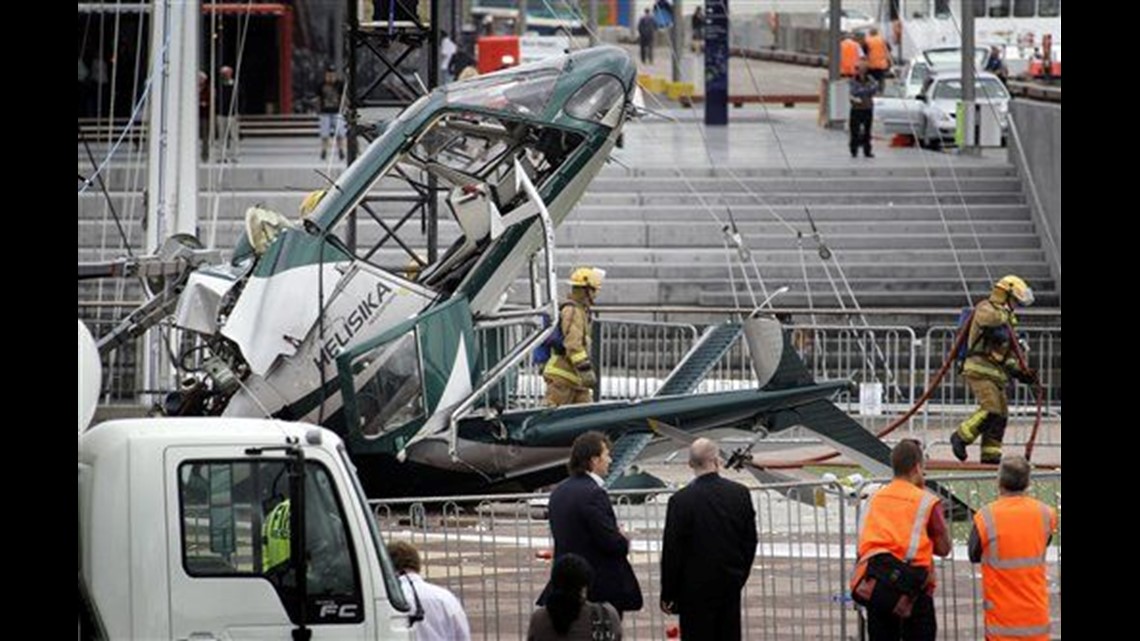 Helicopter crashes installing Christmas tree in NZ | cbs8.com