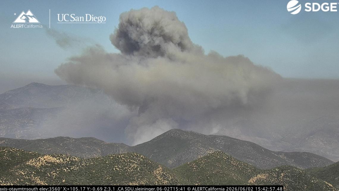 Crews battle brush fire at the San Diego-Mexico border | Border 6 Fire ...