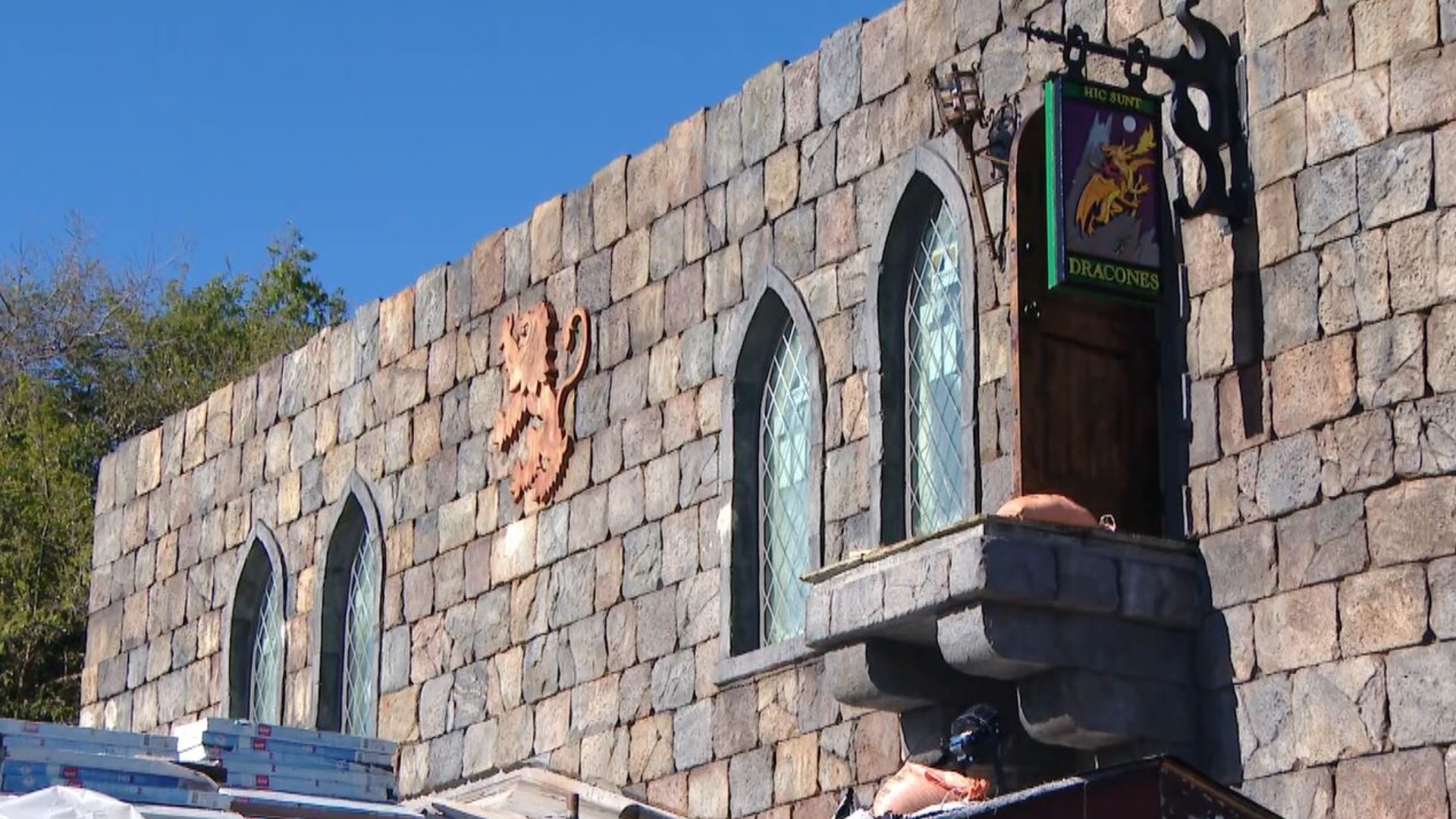 Castle house in San Diego captures neighbors attention | cbs8.com