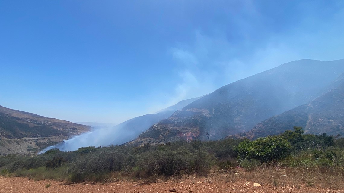 Brush fire burning in Mexico jumps U.S-Mexico border wall | cbs8.com