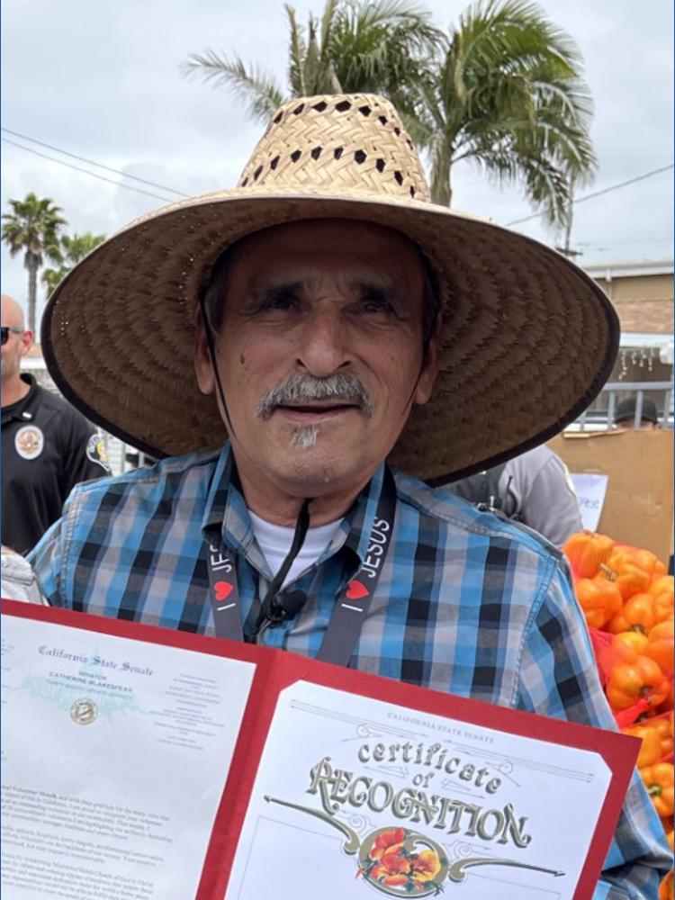 Frank Barron feeds 1,000 monthly in Oceanside food drive | cbs8.com
