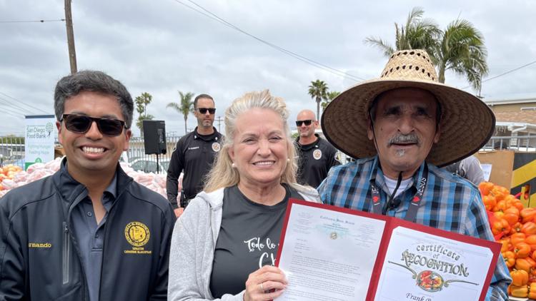 Frank Barron feeds 1,000 monthly in Oceanside food drive | cbs8.com