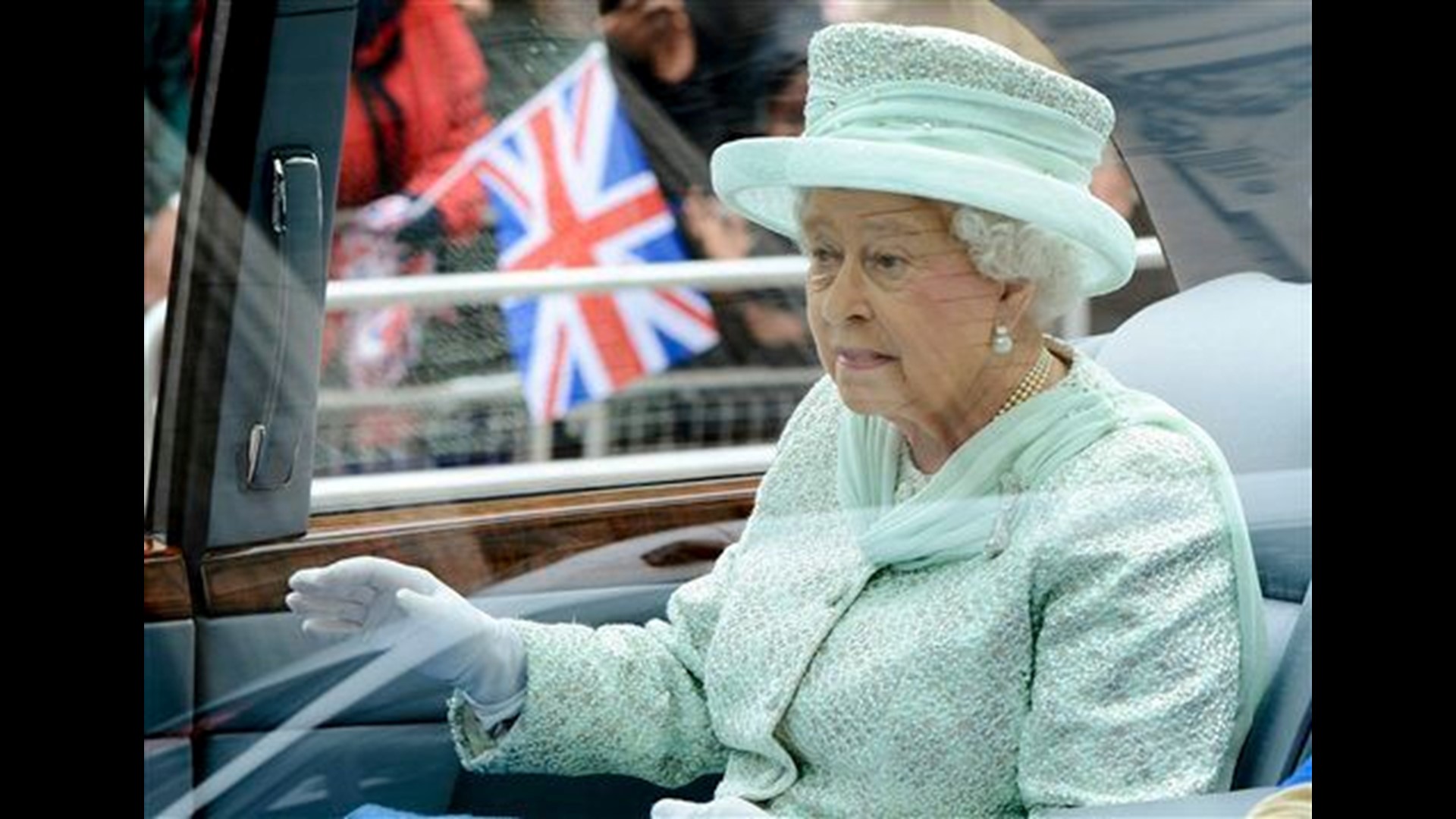 Crowds cheer queen on last day of Jubilee | cbs8.com