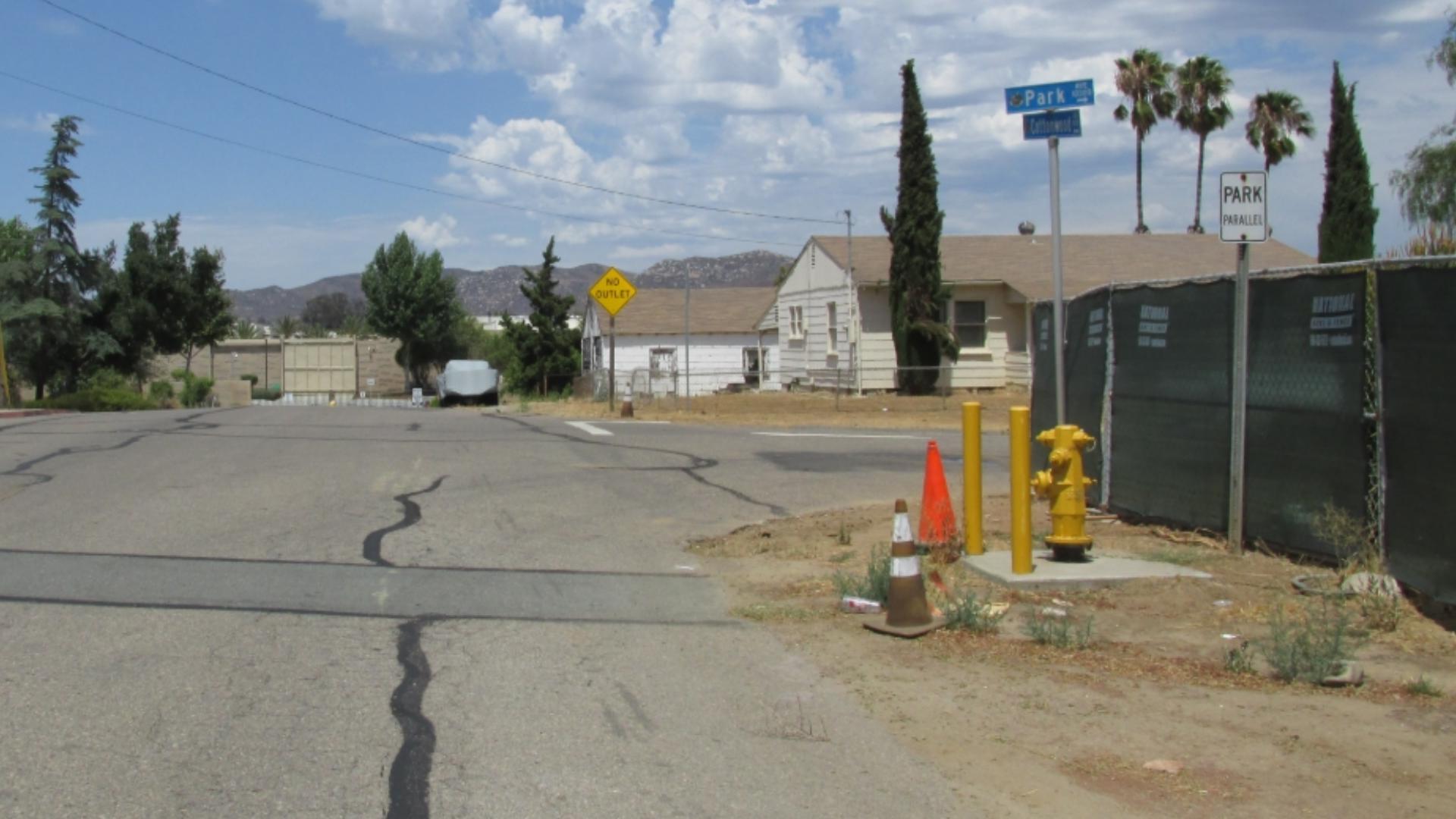 Police officer gets locked in backseat with female detainee | cbs8.com