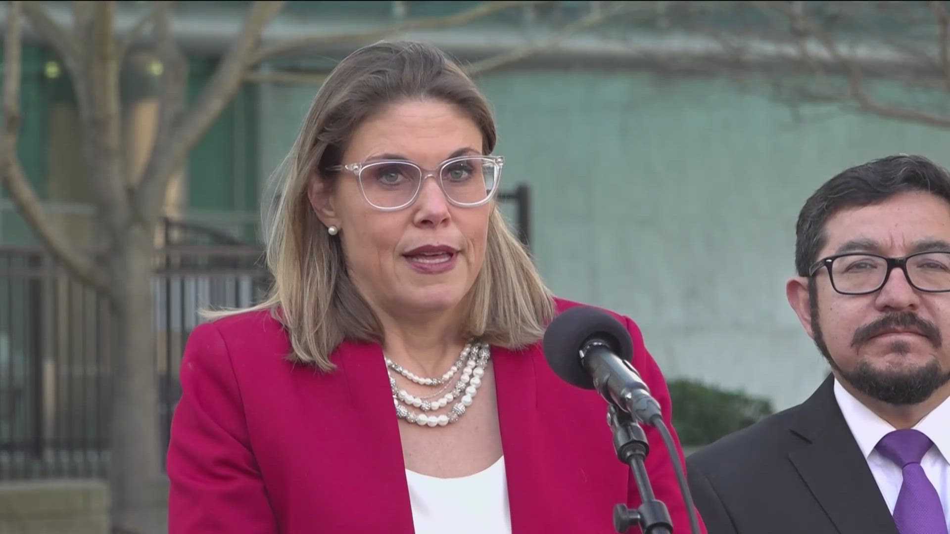 California lawmaker sues federal immigration officials over courthouse ...