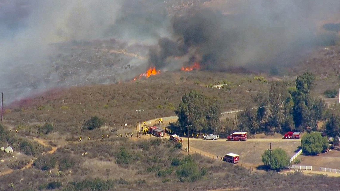 Crews work to extinguish a brush fire in Vista | cbs8.com