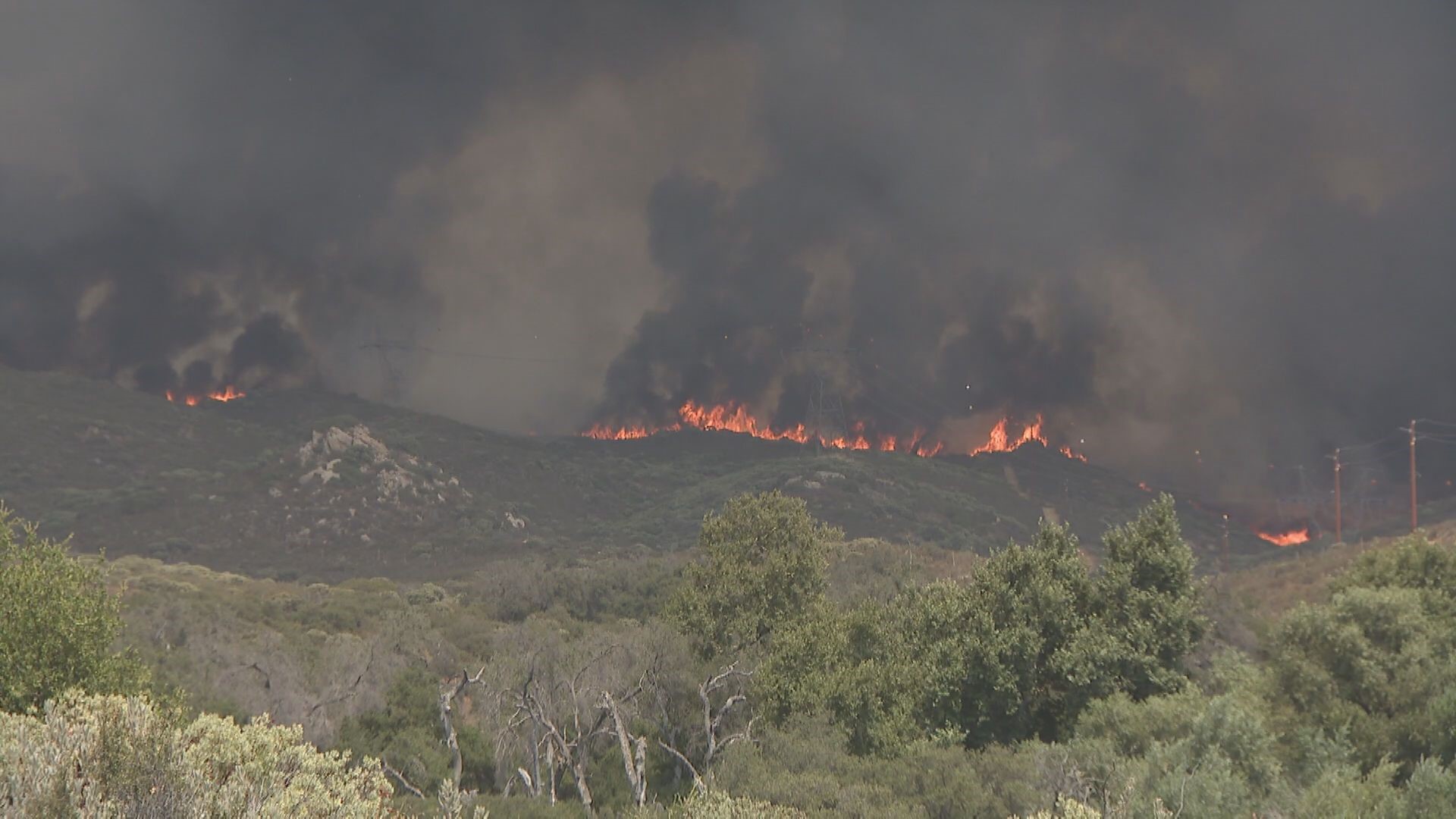 Valley Fire in east San Diego burns 17,000 acres, destroys homes | cbs8.com