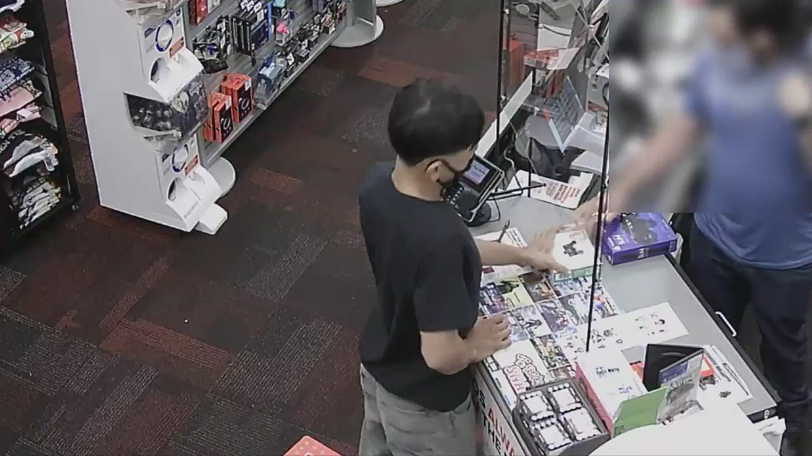 Video: Man snatches Xbox controller from GameStop employee | cbs8.com
