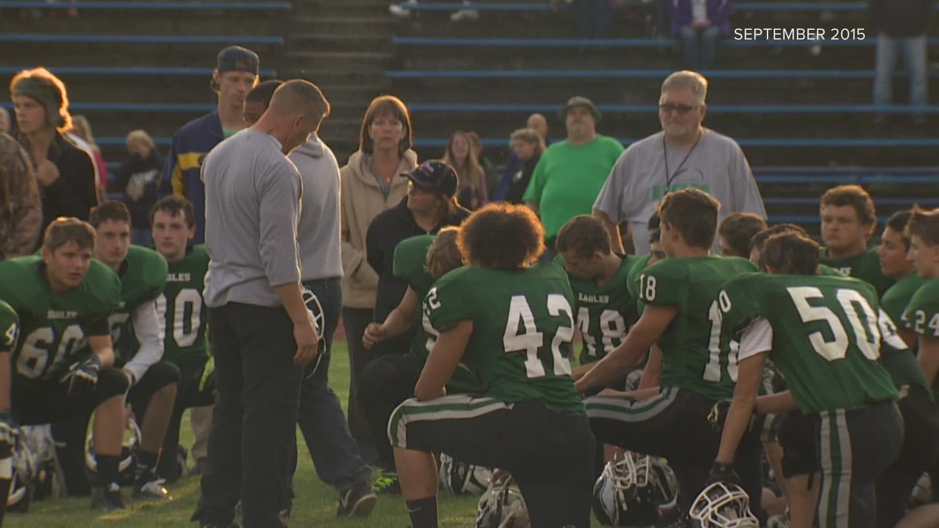 Praying Washington coach asks Supreme Court for his job back | cbs8.com