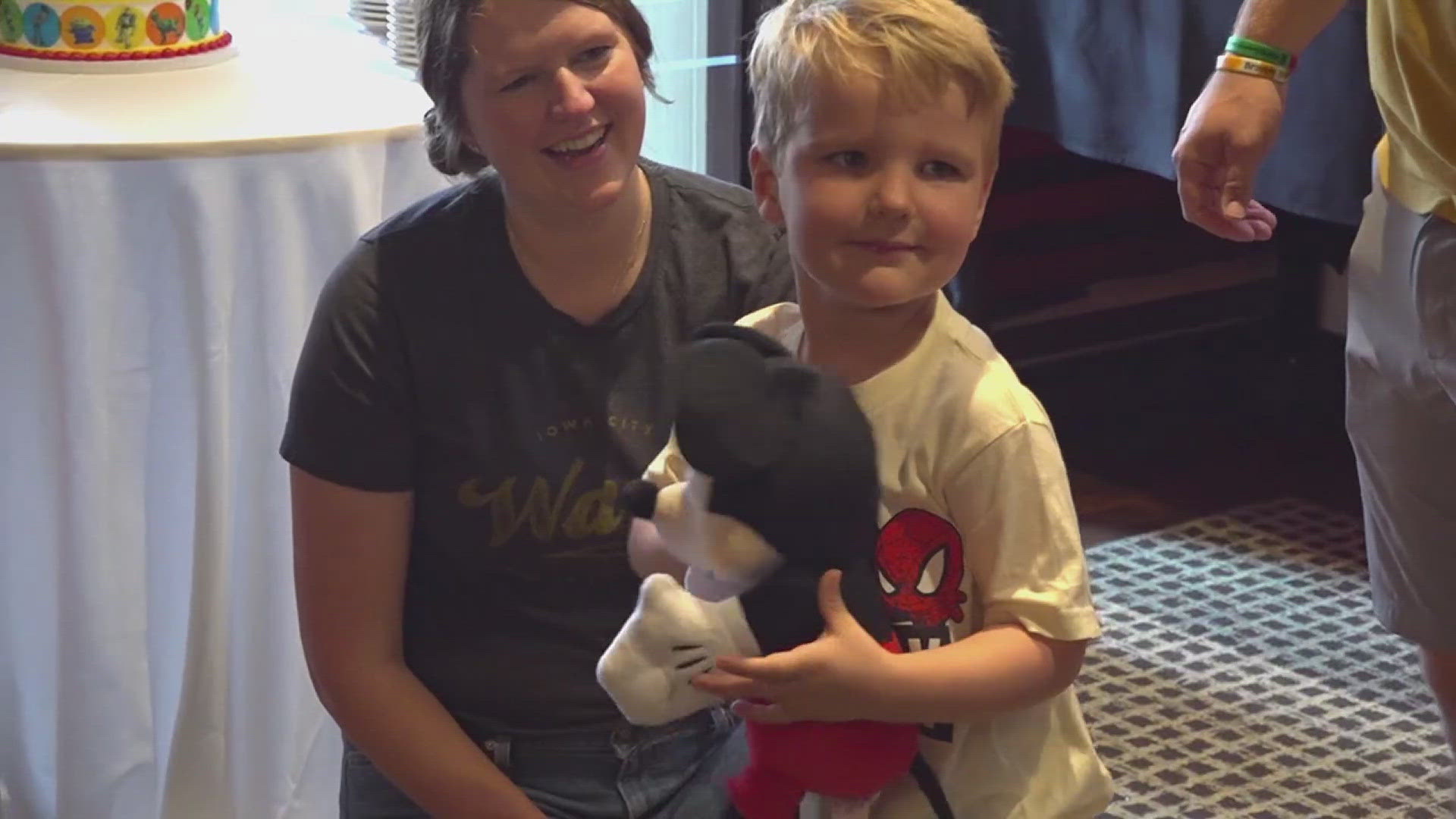 4-year-old leukemia survivor gets surprise trip to Disney World | cbs8.com