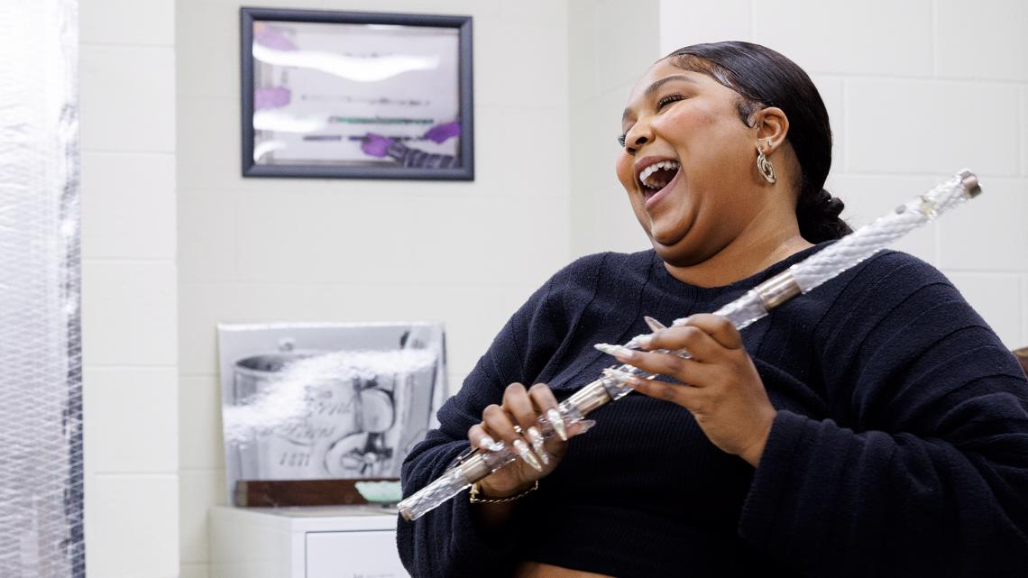 Lizzo plays James Madison's crystal flute at DC show | cbs8.com