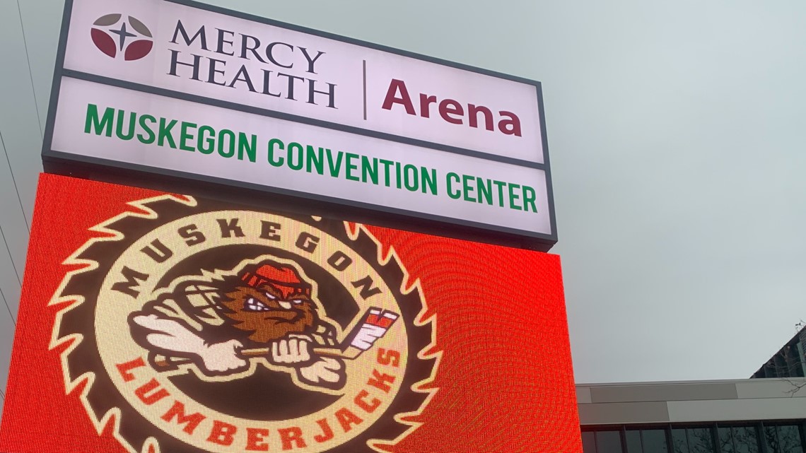 New sign at Mercy Health Arena turned on | cbs8.com